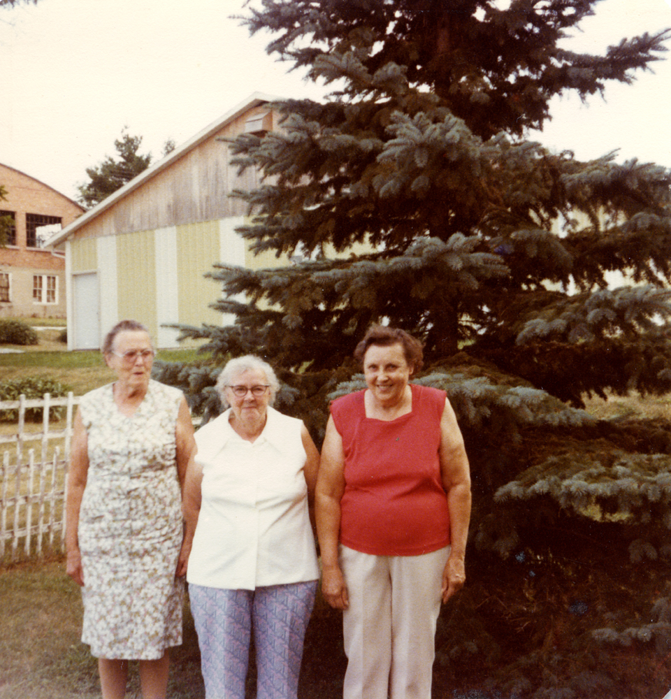 Amanda Clausen, Emma Schilling, Florence Thomssen - sisters in Aspinwall