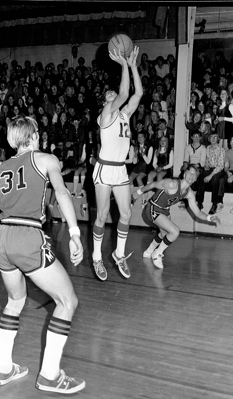 Jon Ahrendsen #31, Keith Vetter in background